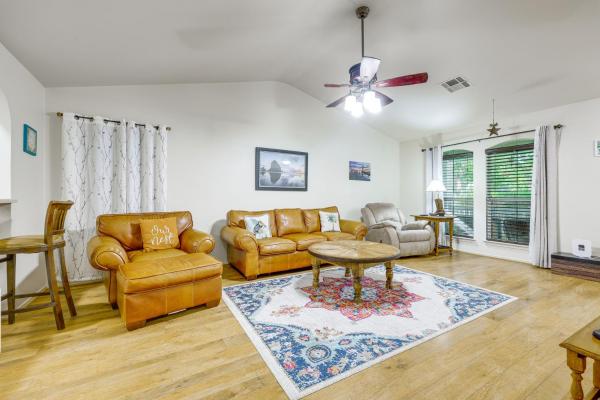 Between Austin & San Marcos! Family Home - Kyle, TX
