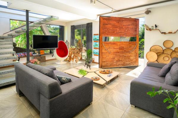 Unique Architect-designed Villa With Pool, Spa, 4 Bedrooms - Port Louis