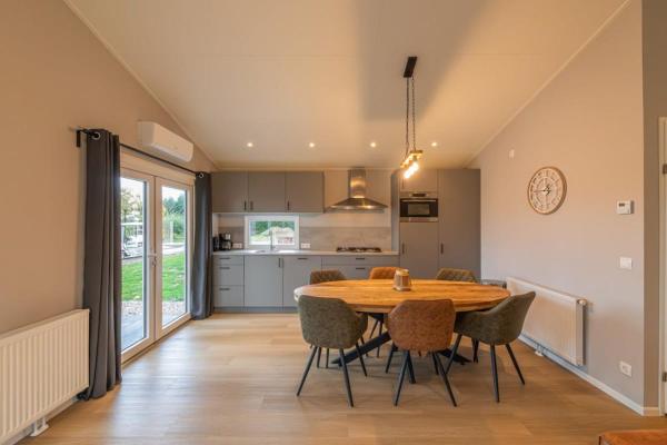 Villa Riant 60 I 6-persoons Vakantiehuis In Zennewijnen - Tiel