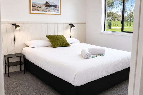 Penola Coonawarra Caravan Park -One-bedroom Deluxe Villa - Penola