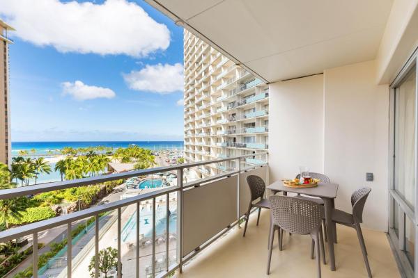 Skyline-lagoon And Fireworks Magic From The Ilikai Wtop-tier Amenities - Hawaï