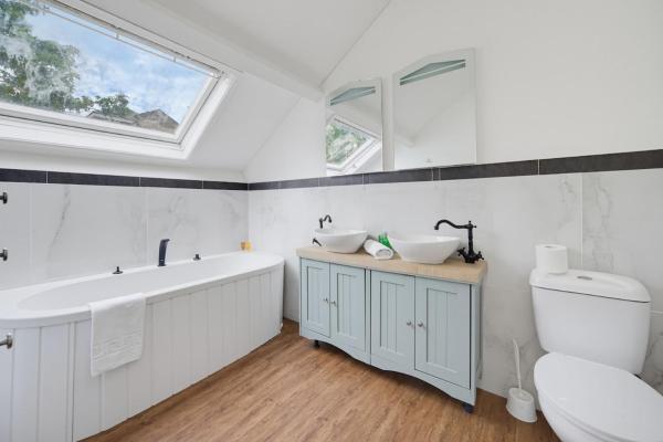 Modern And Spacious 3 Bedroom Apartment In Cardiff Bay! - Cardiff
