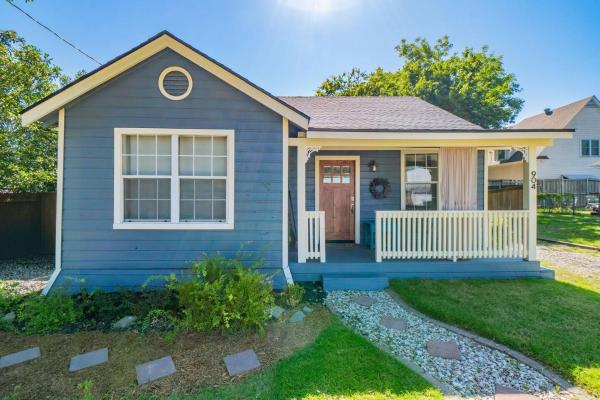 10 Min Walk To Downtown • Vintage Bungalow • Patio - Allen, TX