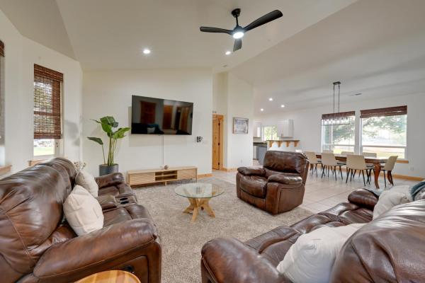 Kennewick Hideaway: Yard, Deck, 2 Living Rooms - Burbank, WA