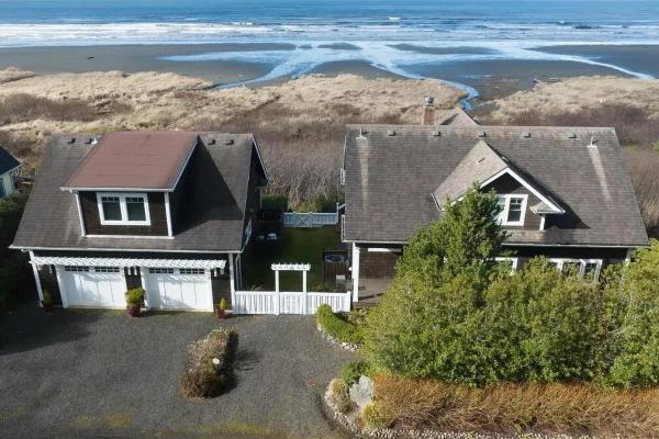 4br/4ba Beachfront Retreat With Hot Tub And Sauna - Pacific Beach, WA