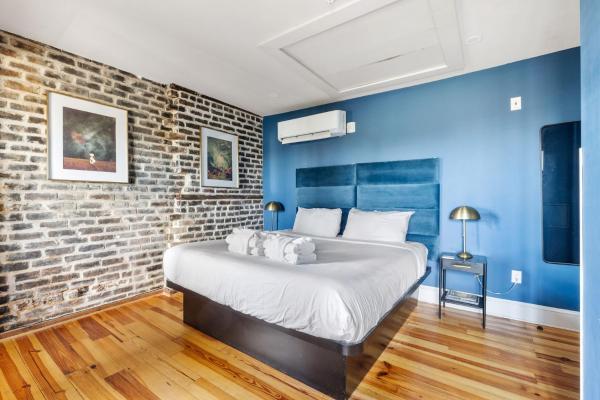 King Suite 4th Floor Downtown Hotel Boutique - Savannah, GA