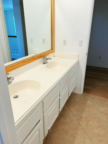 Spacious Master Suite Private Bath Walk-in Closet - Ontario, CA