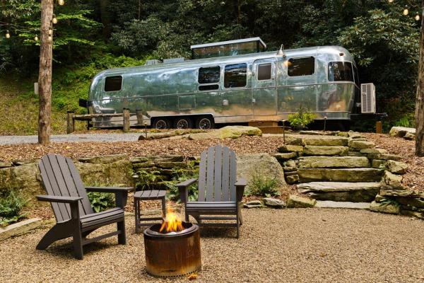 Airstream W Bathtub, River, & Hot Tub - Brevard, NC