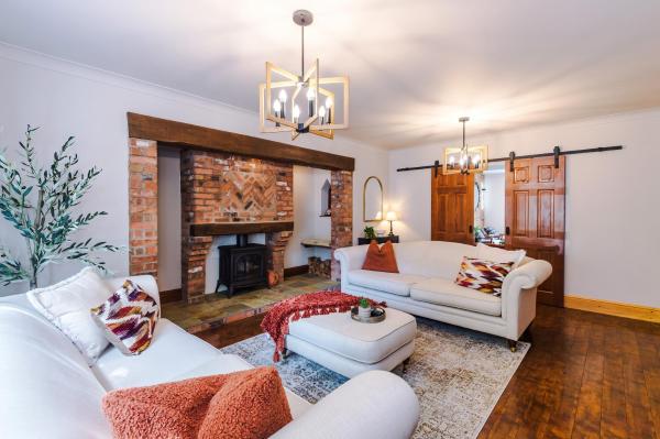 Solihull 5 Double Bdr- Sleeps 10- Luxury Park Escape - 7 Seater Hot Tub-park Views-canal Access- Huge Driveway-4 Vehicles Or 2 Lwbs- Nr Jlr Bhx Airport Hs2 Mell Square Birmingham- Regular Work Stays And Long Stays Are Welcome! By Samina Arz Stays - Solihull