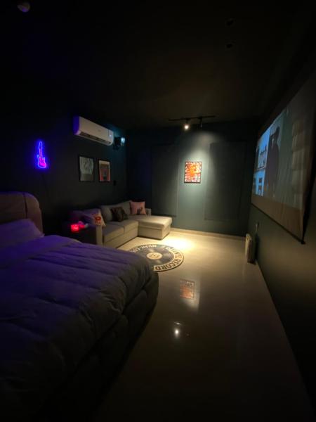 Apartment With A Living Room And A Bedroom With A Home Theater - Dammam