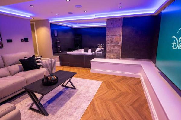 Grand Leith Luxe Jacuzzi & Cinema Room - 