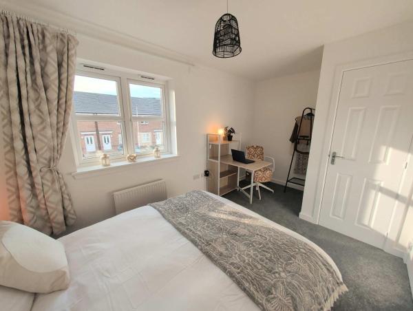 Stylish 2-bed Home Workspaces & Parking - Edinburgh