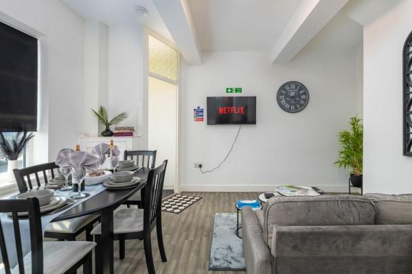 4br Modern Home With 2 Baths And Parking I Perfect For Contractors - Rochdale