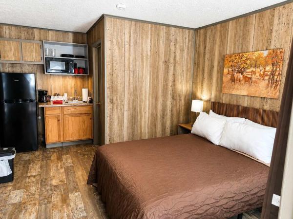 Room 24-1 Queen Suite-woodland Motor Lodge - Michigan