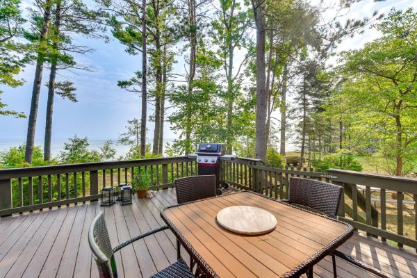 Private Beach On Lake Huron! Group Retreat W/ Deck - Cheboygan, MI