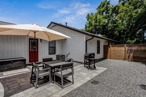 East Austin Home For 4 With Bbq Grill Near Dt - Austin, TX