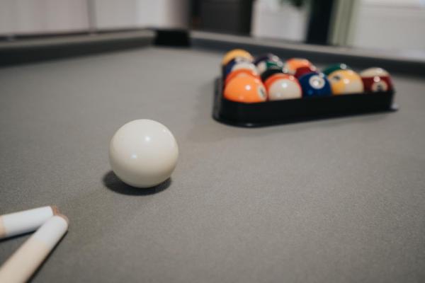 3 Bedroom House - Pool Table Opp Train Station - Manchester