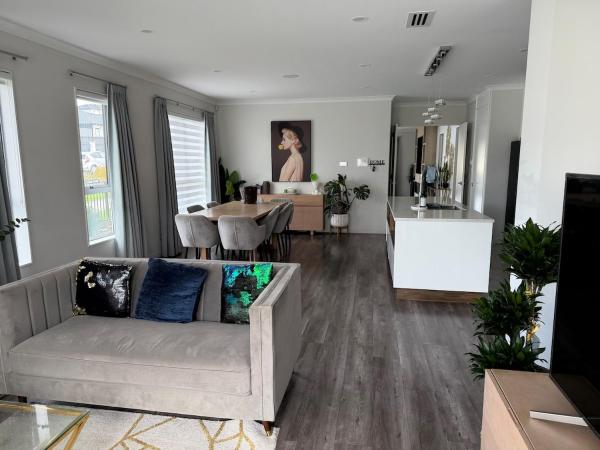 Private 5-6 Bedroom House In Flatbush - Auckland