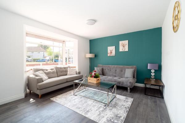Briar House - Airport & Trafford Park - Parking For 4 Vans - Altrincham