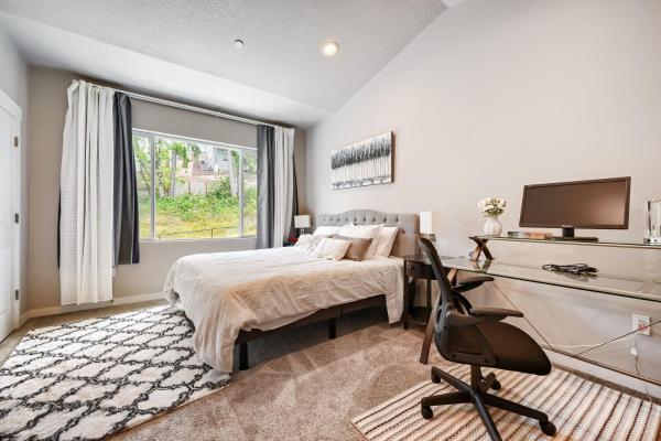 King-size Bed Master Room With Crib - Eugene, OR