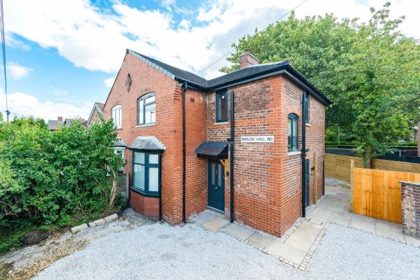 Spacious & Modern Home In Chorlton Manchester - Sleeps 5 Guests & Free Parking - Altrincham