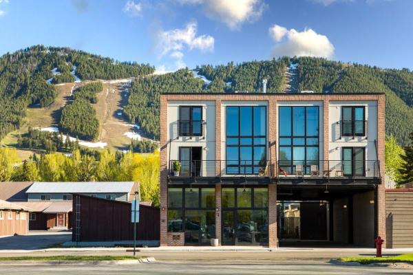 Rmr: The Town Square Loft Condo In Downtown Jackson - Jackson, WY