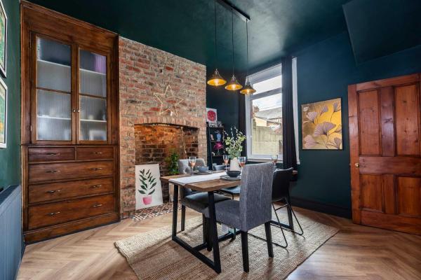 Stylish 2 Bed Near Station Workspace & Parking - Darlington