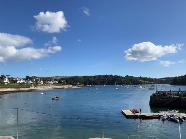 Harbour-front Cottage With Stunning Sea Views - Portscatho
