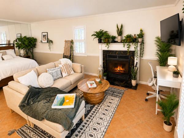 Tranquil Villa By Mohegan Sun With Pool & Hot Tub - Norwich, CT