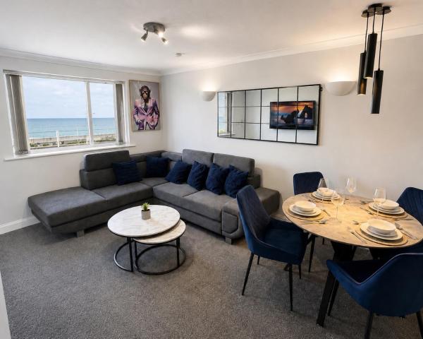 Sea-view Luxury Apartment Sleeps 5 - Pet Friendly - Fast Wifi - Off Street Parking - Contractors Dream!!! - Southend-on-Sea