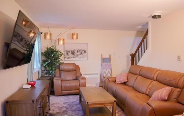 Lake Haven - Lakefront Getaway - Hot Tub, Decks, Fires & More - Bristol, CT