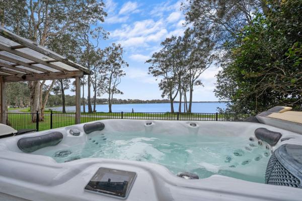 Stillwater Lakehouse - Waterfront With Spa - Toukley