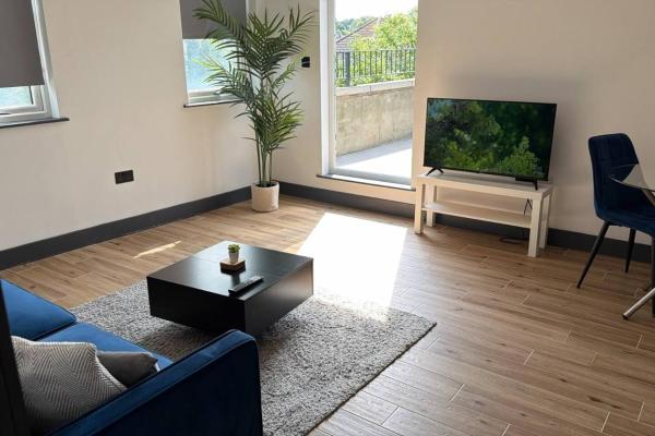 Stylish 1 Bed W- Balcony Near Train Station - Watford