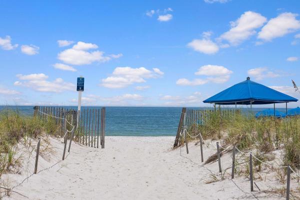 Poolside Condo With Beach Access - Gulf Shores, AL