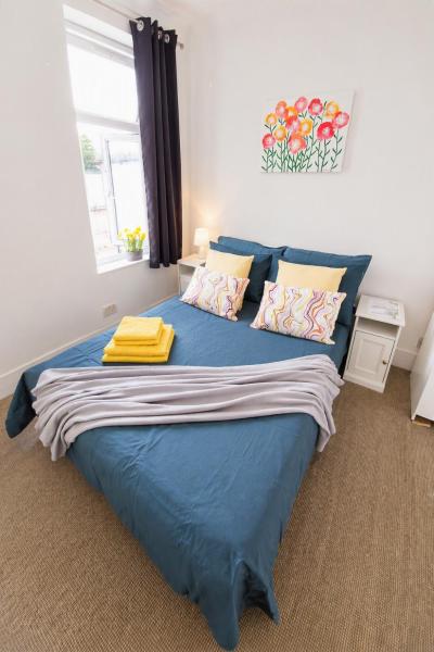 Modern Budget Room For Professionals & Contractors - Chingford