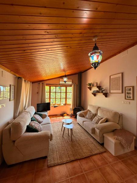 Chalet Con Patio Y Piscina De Temporada - Andalucía