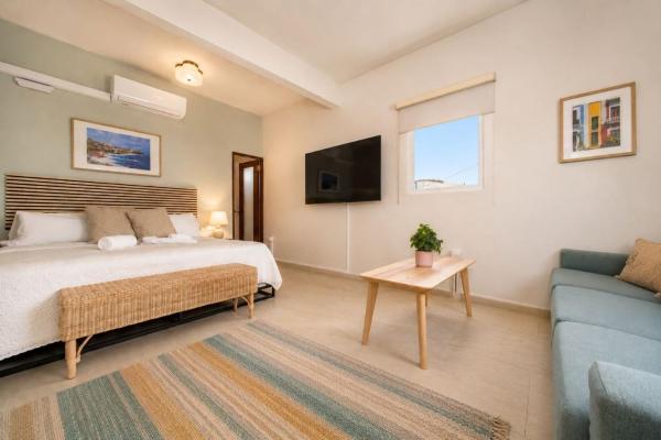Room 16: Grand King Suite With Desk And Sofa Bed - San Juan
