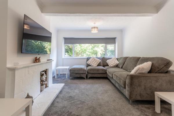 Spacious 3-bedroom Bungalow Opposite Apton Hall - Pass The Keys - Burnham-on-Crouch