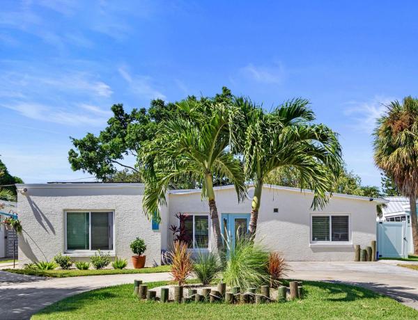 Single Family Home One Level Walk To The Beach! - Redington Beach, FL