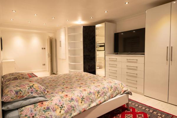 Black Park Garden House- Pinewood, Heathrow - Watford