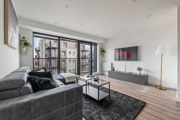 Chic Central Slough Apt Balcony Pool Sleeps 6 - Bracknell