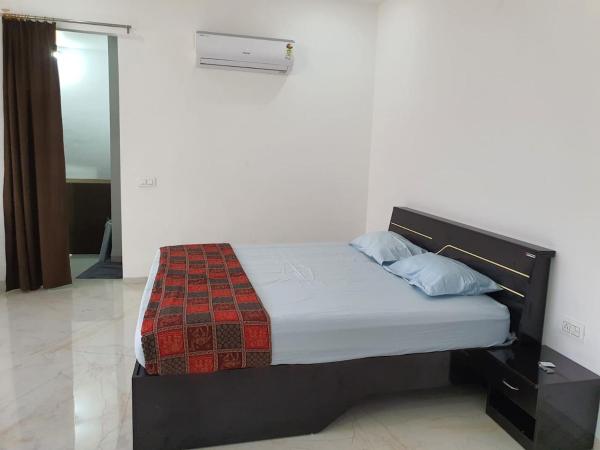 Spacious Bedroom With A Patio Attached - Indore