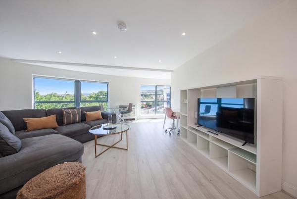 Modern 2-bed Near Luas & Dublin Mountains - Celbridge