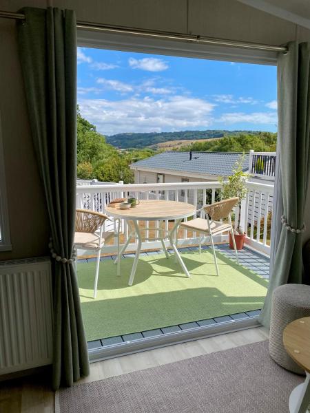Quincy! Dog-friendly Coastal-countryside Escape In Cosy Caravan! 2pm Check Out, Great Amenities, Free Parking - Axminster
