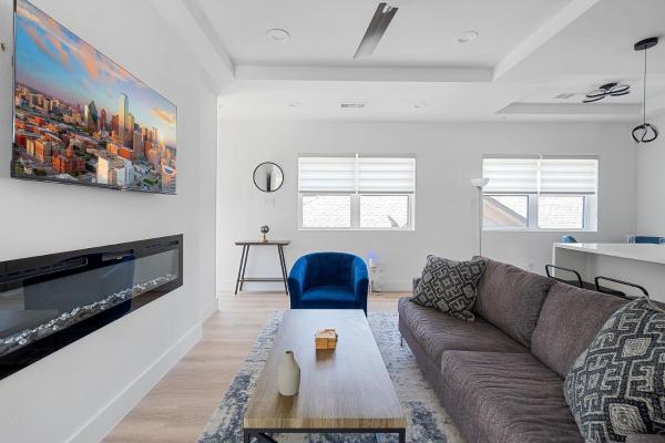Modern Townhome - Rooftop & Backyard Garage - 댈러스