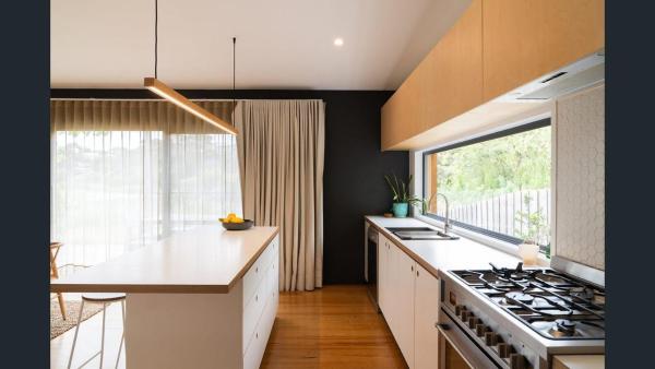 Sun Filled Lakeside Retreat - Front Row Seats. - Geelong