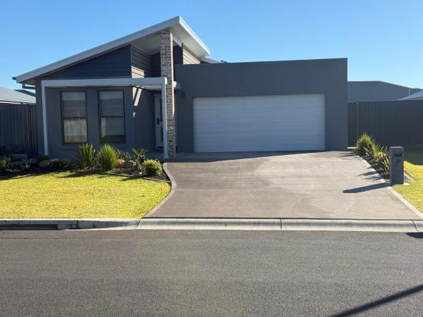 Take Time To Relax And Find Peace In South Lakes - Dubbo