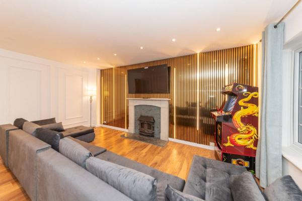 Spacious 4br Home With Games Room Free Parking - Reading