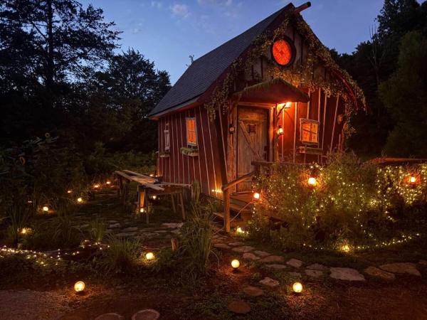 Fairytale Crooked Cabin-hot Tub-sleeps 2-4-quiet - Kentucky