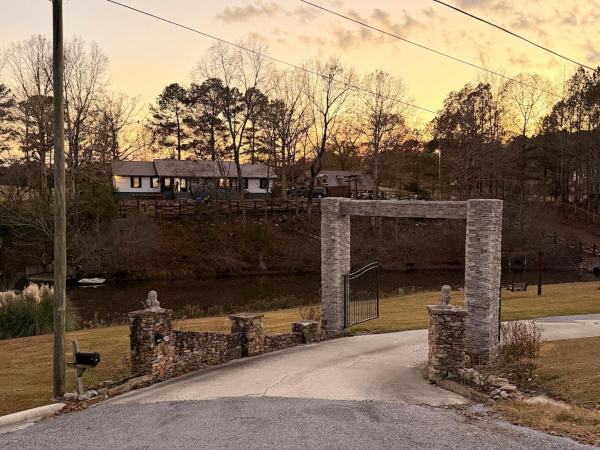 Cozy Lakefront Farmhouse Retreat - Splash Pad, Pell City